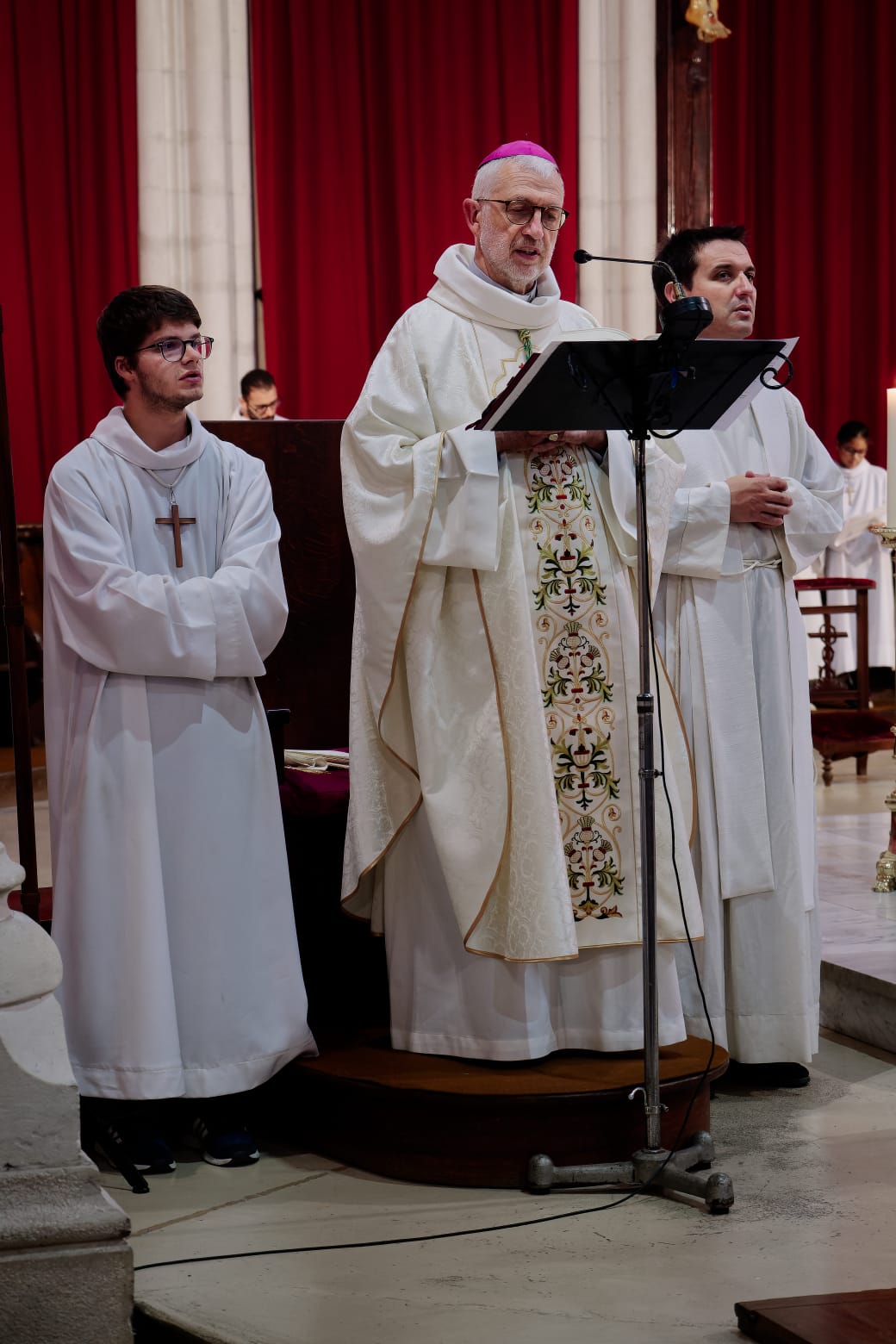 Messe de la Toussaint célébrée a saint jean Villenouvelle par notre ...